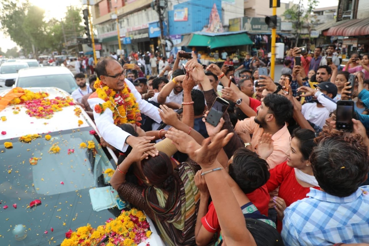 Indore News मुख्यमंत्री की गाड़ी के आगे बाइक चलाते लड़कियाें ने की