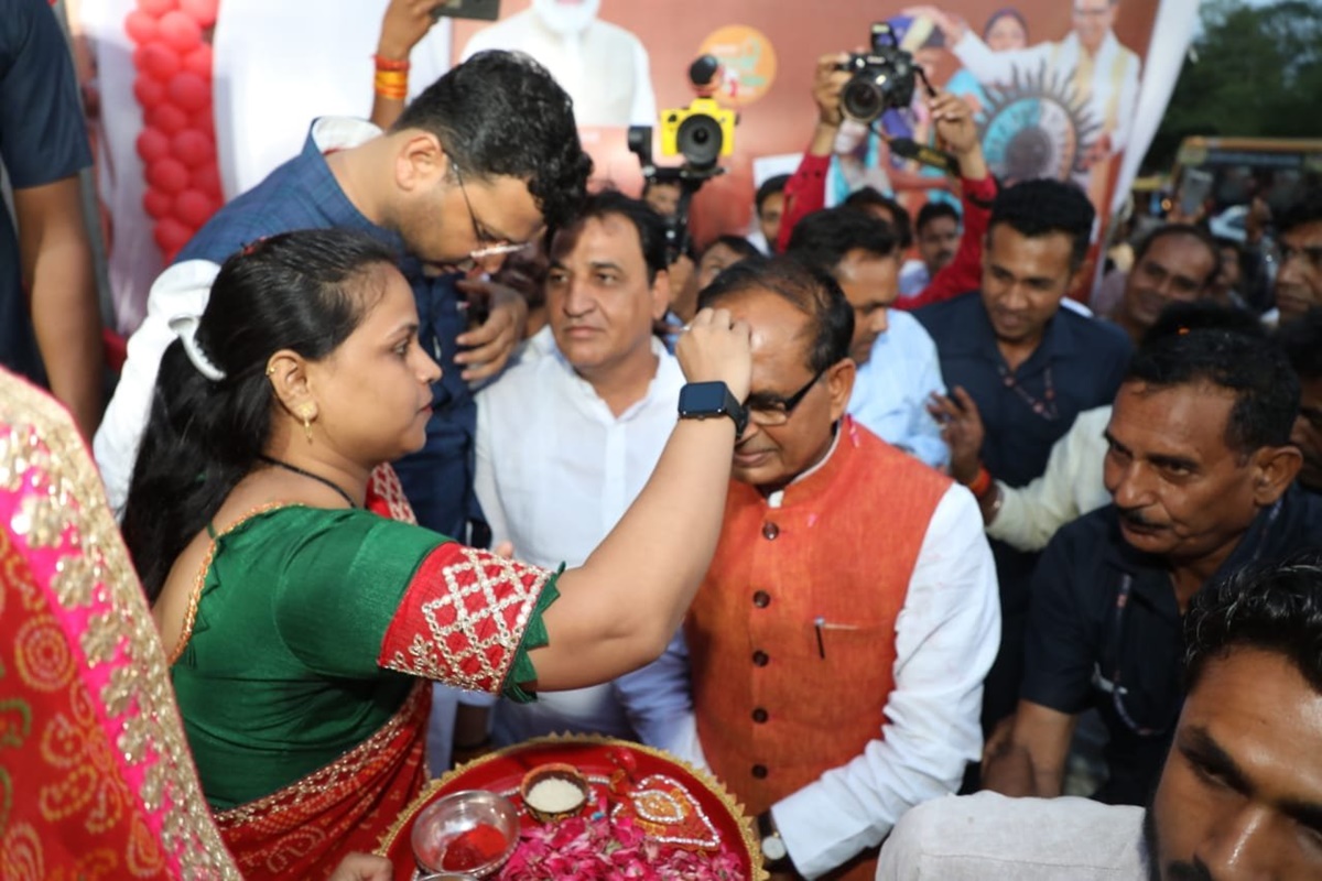 Indore News मुख्यमंत्री की गाड़ी के आगे बाइक चलाते लड़कियाें ने की