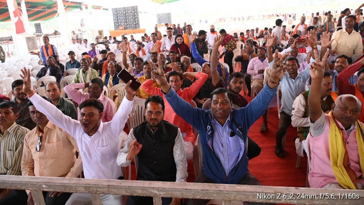 CM Oath Ceremony Live: शपथ लेने के बाद दोनों उपमुख्यमंत्रियों के साथ ...