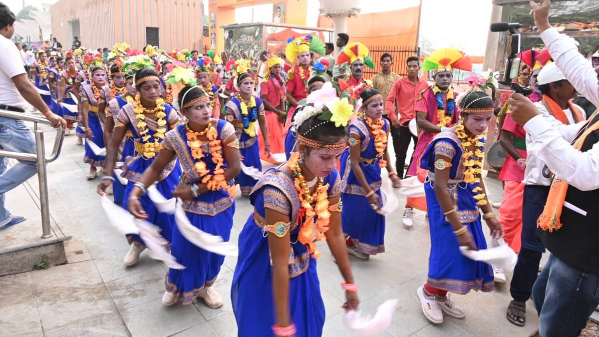 CM Oath Ceremony Live: शपथ लेने के बाद दोनों उपमुख्यमंत्रियों के साथ ...