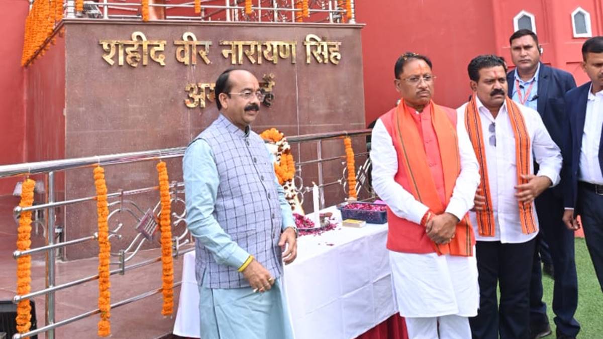 CM Oath Ceremony Live: शपथ लेने के बाद दोनों उपमुख्यमंत्रियों के साथ ...