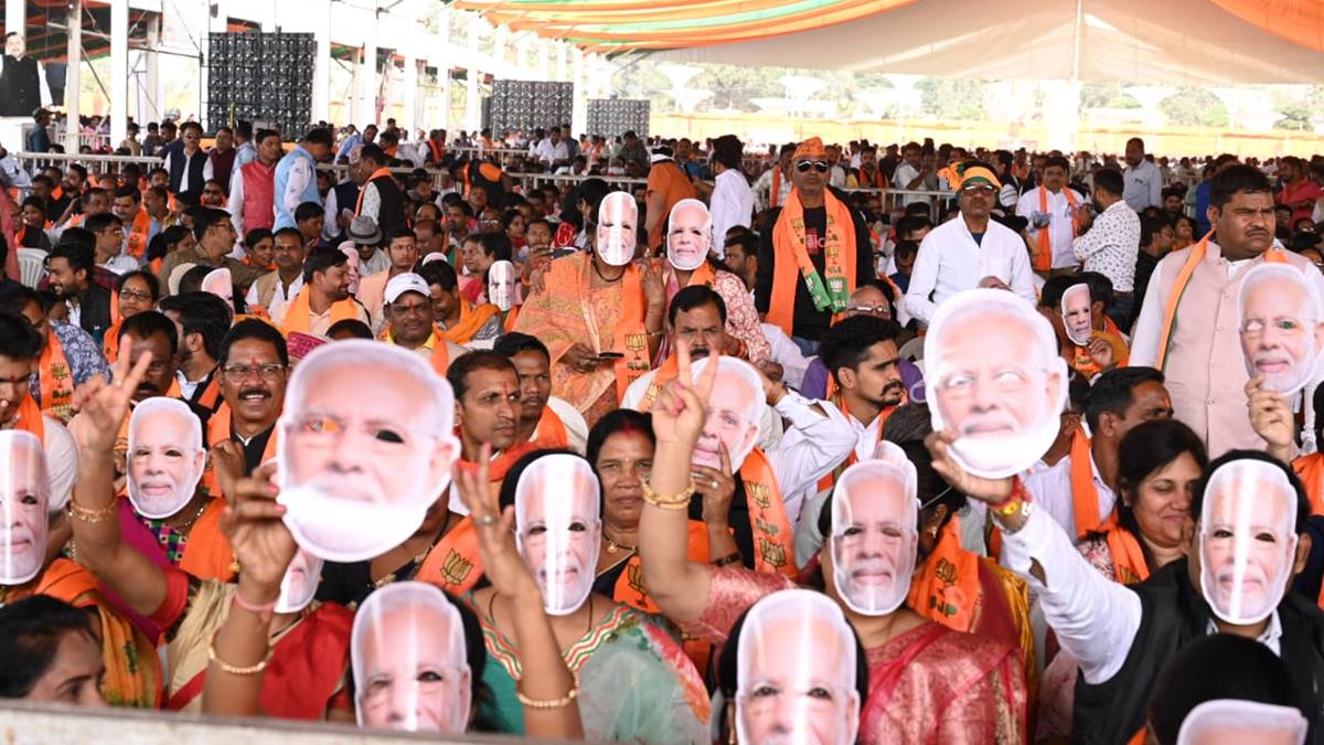 CM Oath Ceremony Live: शपथ लेने के बाद दोनों उपमुख्यमंत्रियों के साथ ...