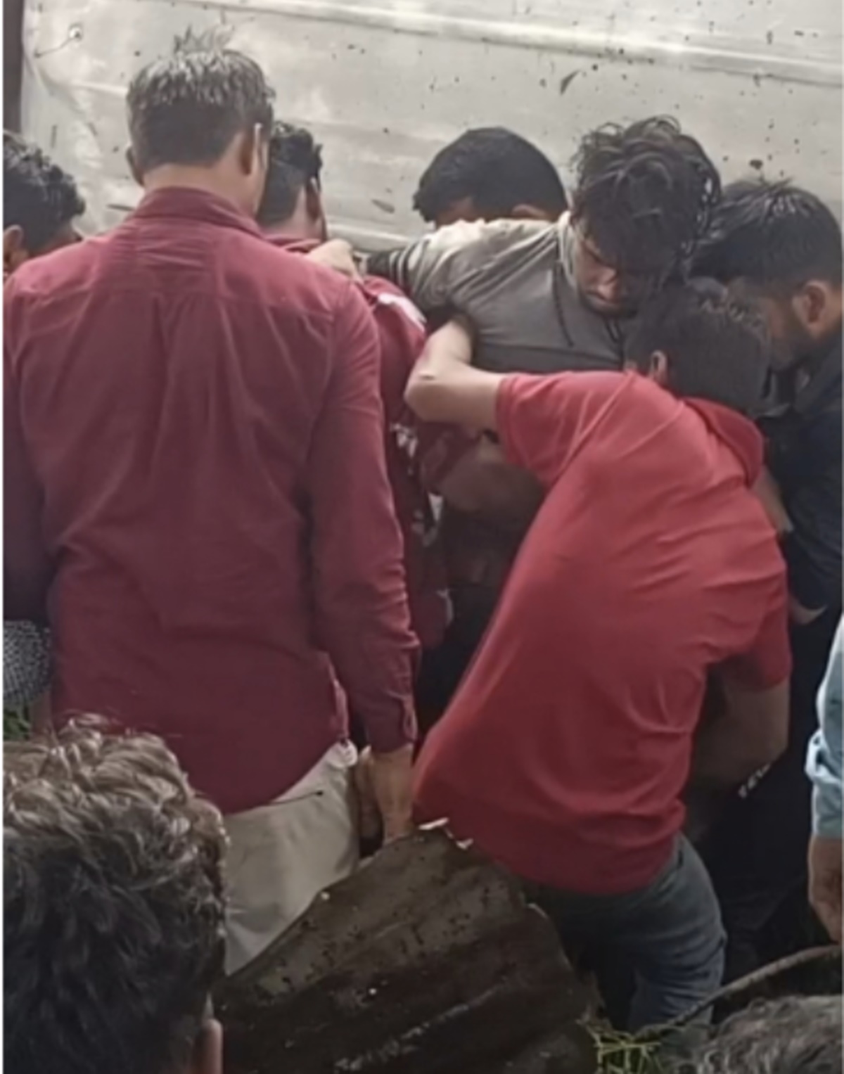 MP Bus Accident: सोनकच्छ के पास अनियंत्रित होकर पिता-पुत्र पर पलटी बस ...