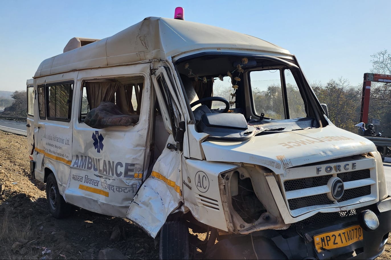 सिवनी में कुंभ यात्रियों से भरी बस ने एंबुलेंस को मारी टक्कर, ड्राइवर ...