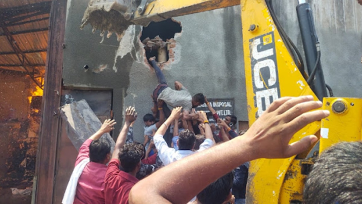 Fire In Dewas Video: देवास में डिस्पोजल ग्लास बनाने वाली फैक्ट्री में ...