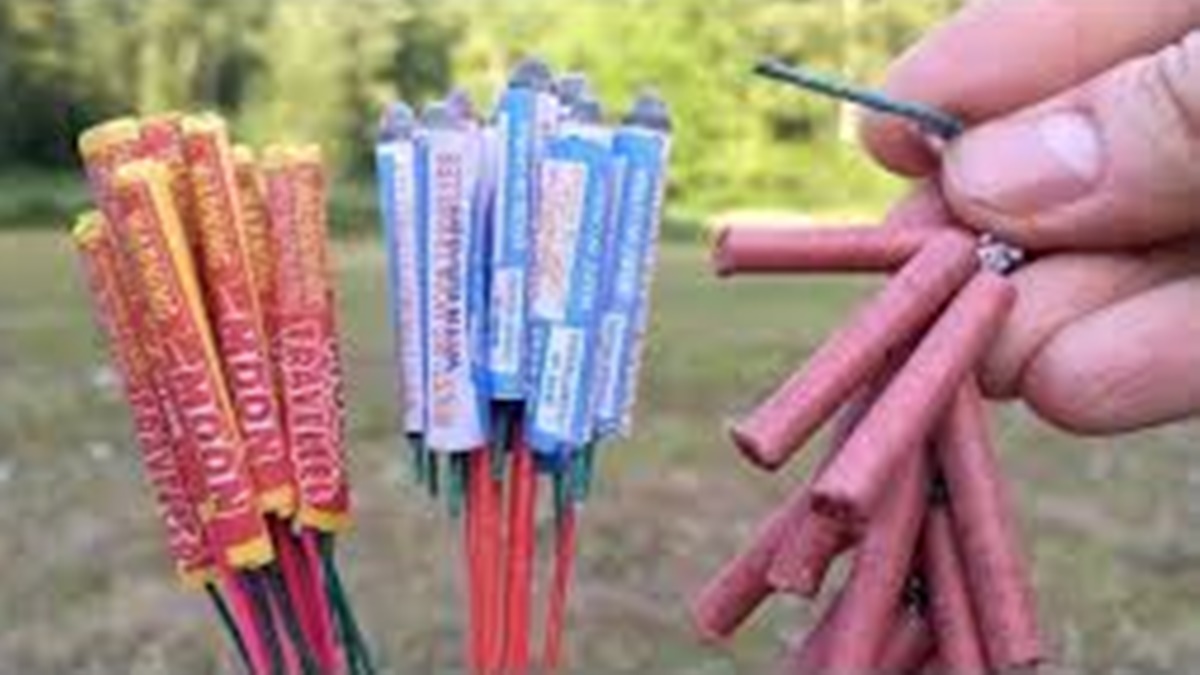 पुलिस ने फूलबाग से पकड़ी लोडिंग में भरी 34 तरह की अवैध आतिशबाजी - Police seized 34 types of ...