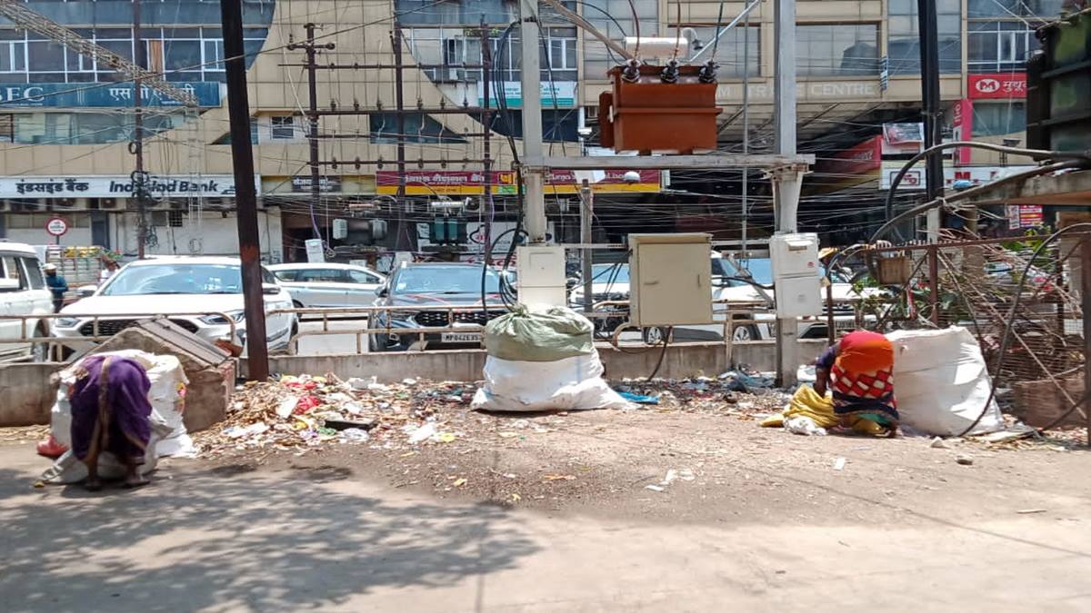 Indore News: नंबर-1 शहर के नगर निगम कार्यालयों के सामने फैला पड़ा कचरा ...