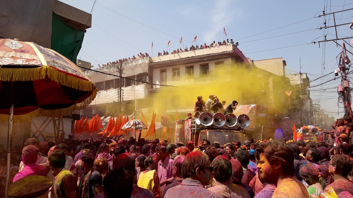 Video Indore Ger: रंगपंचमी पर इंदौर के राजवाड़ा पर उमड़ पड़ा था जनसैलाब ...