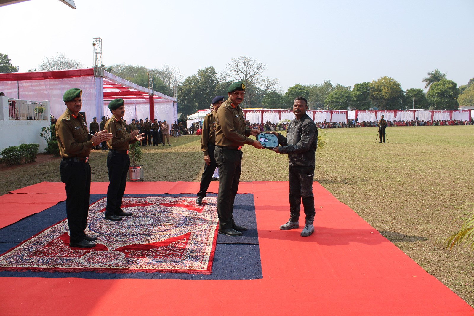 Indian Army Dare Devils: सेना के जवान ने 691 ट्यूबलाइट फोड़कर बनाया ...