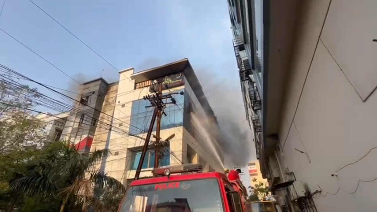 Fire in Indore: इंदौर में सी-21 मॉल के सामने रुफटाप रेस्टोरेंट 'मचान ...
