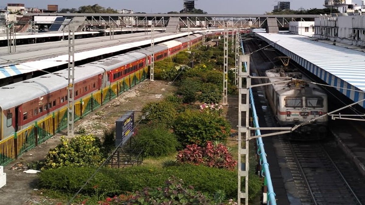 Indore Railway Station: ए-वन स्टेशन इंदौर में पांच वर्ष पहले बने गार्डन ...