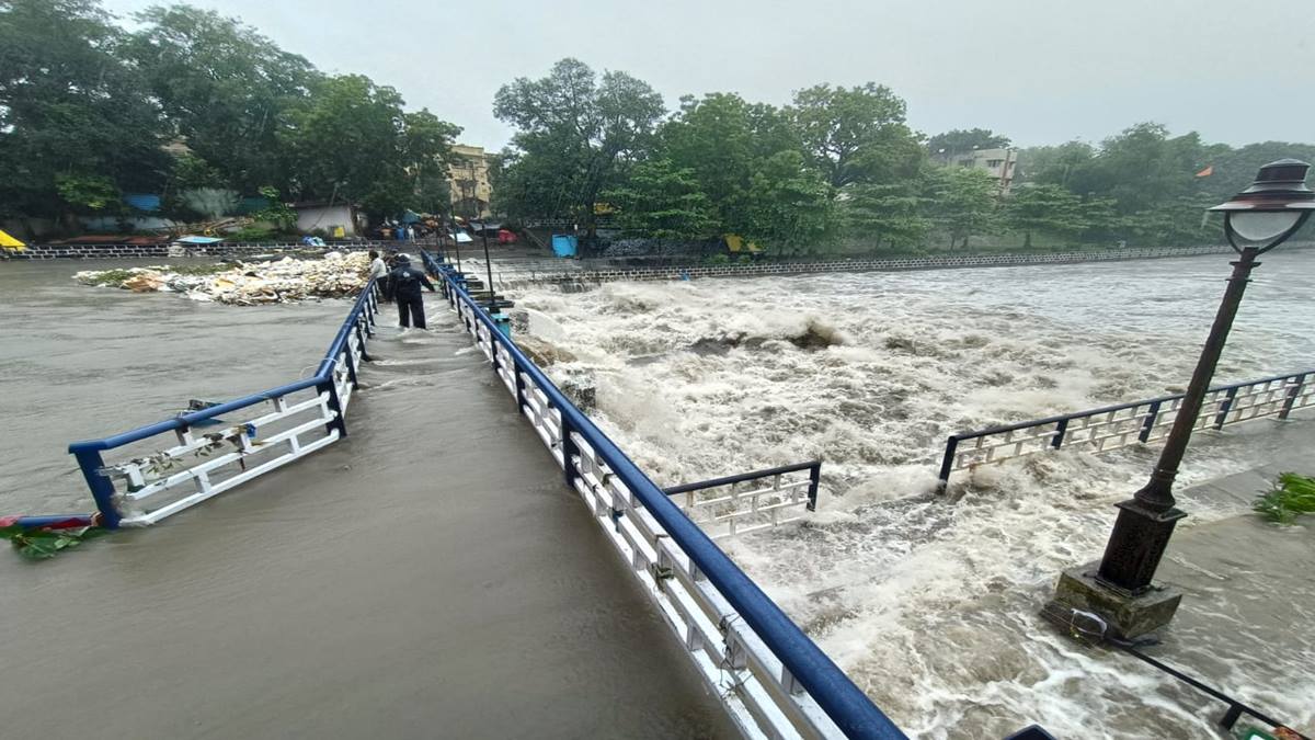 Heavy Rain In Indore: इंदौर में भारी बारिश का दौर जारी, शहर हुआ पानी ...