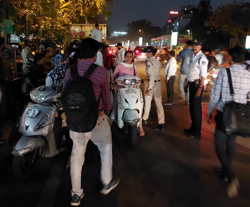 Indore Traffic Police: गलत दिशा में वाहन चलाने वालों के खिलाफ विशेष ...