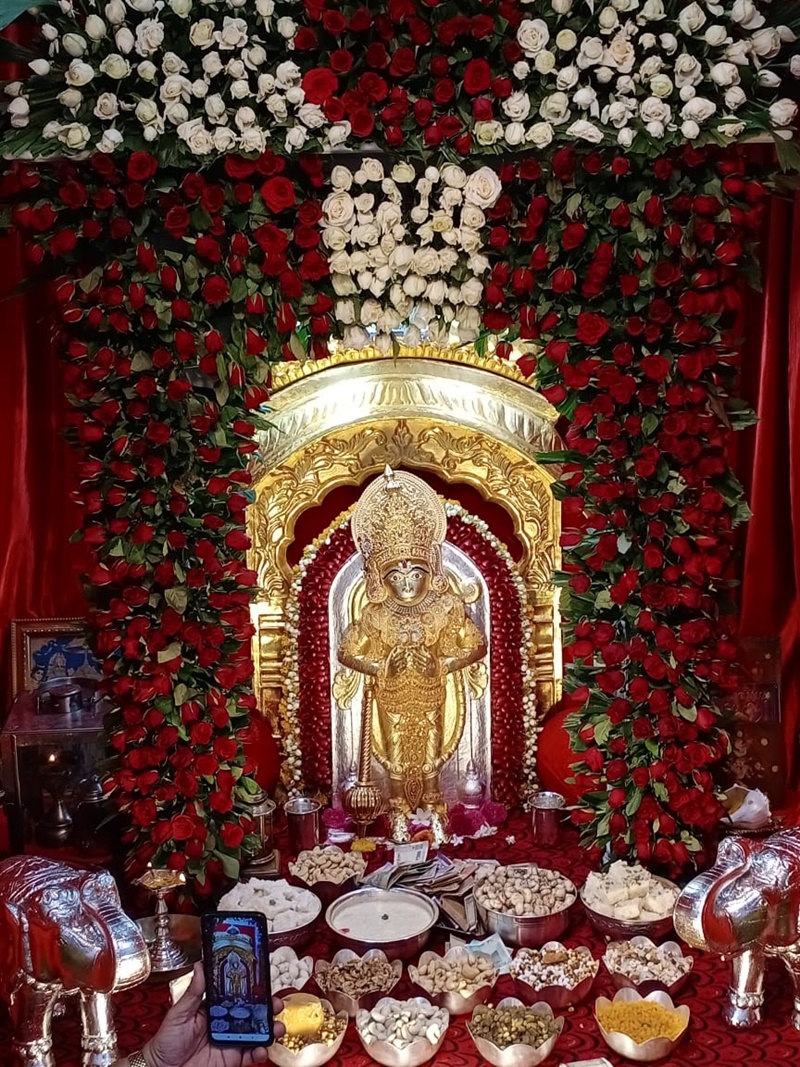 Hanuman Jayanti 2021 Indore: भीतर विराजित हनुमान प्रतिमा, बाहर भक्तों ...