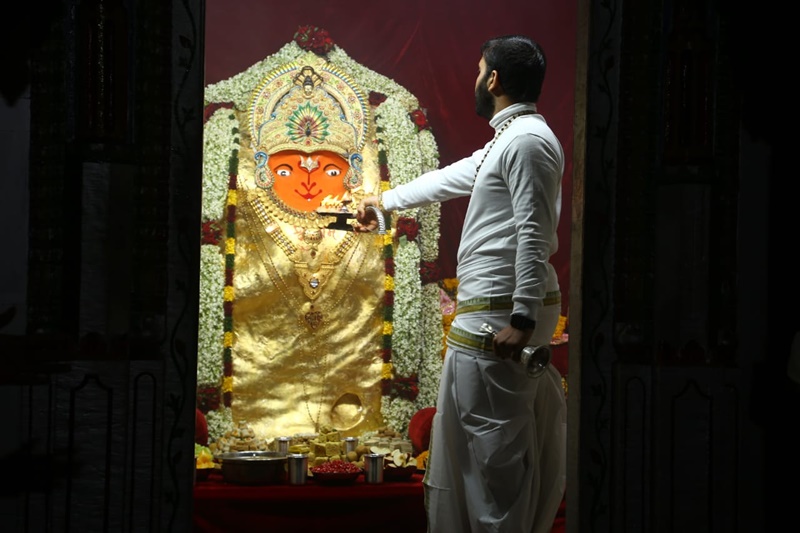 Hanuman Jayanti 2021 Indore: भीतर विराजित हनुमान प्रतिमा, बाहर भक्तों ...