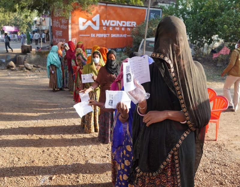 LIVE Suwasra By Elections Voting 2020: दोनों हाथों की अंगुलियों पर लगी ...