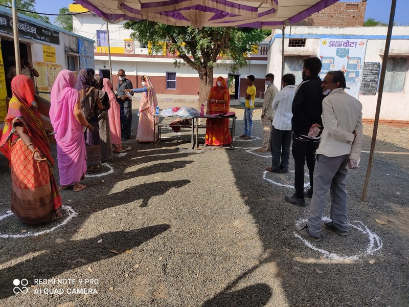 LIVE Suwasra By Elections Voting 2020: दोनों हाथों की अंगुलियों पर लगी ...