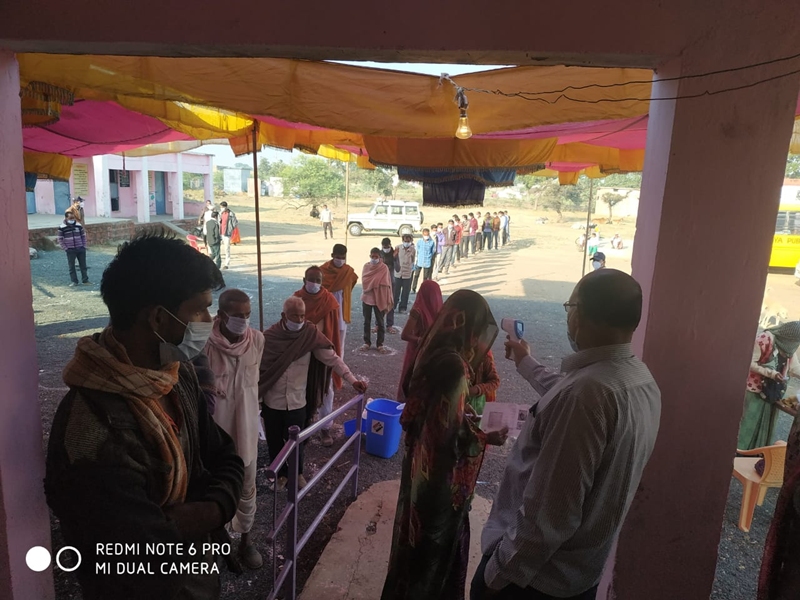 LIVE Suwasra By Elections Voting 2020: दोनों हाथों की अंगुलियों पर लगी ...