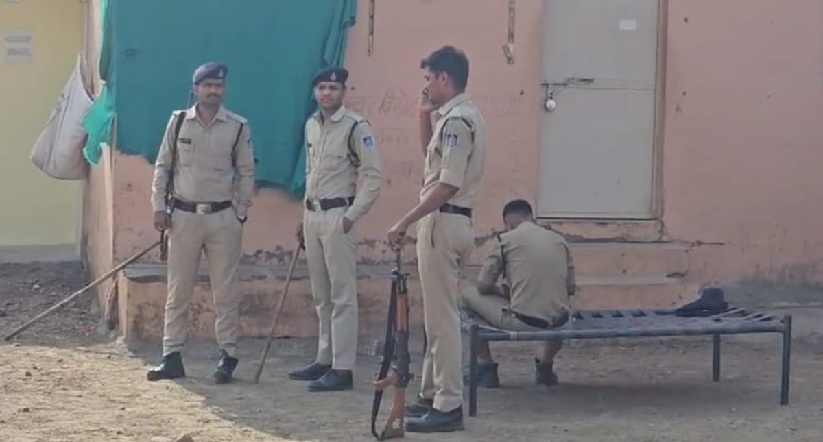 Khargone News: खरगोन में चार स्थानों पर आयकर विभाग की रेड, सुबह 6 बजे ...