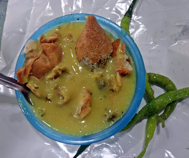 Taste Of Indore: गर्मागर्म समोसे और फाफड़े के साथ गुजराती कढ़ी का जायका ...