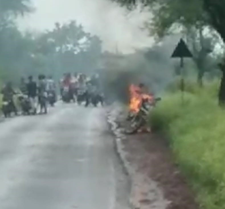 खरगोन में चलती बाइक में लगी आग, बाल-बाल बचा राइडर - bike caught fire in ...