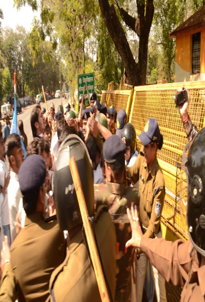 Jabalpur News : रानी दुर्गावती विश्वविद्यालय प्रशासन को चूड़ियां लेकर ...