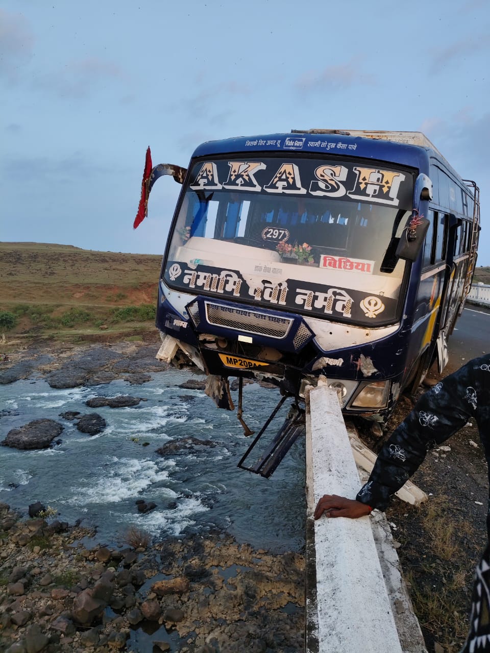 50 यात्रियों की जान हवा में अटकी, पुल की रेलिंग तोड़ लटकी बस, 6 इंच और ...