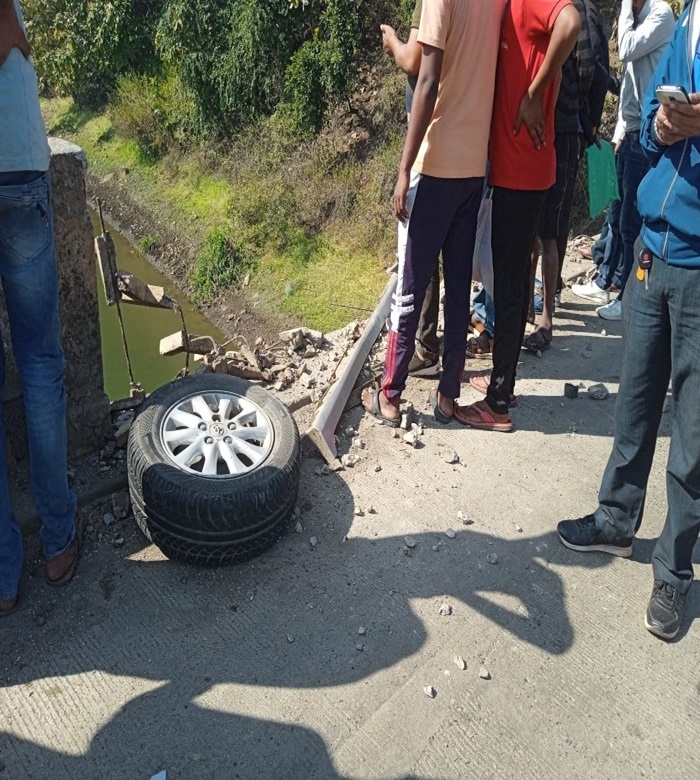 Accident In Mandla : पुल की रेलिंग को तोड़ते हुए नदी में जा गिरी कार ...