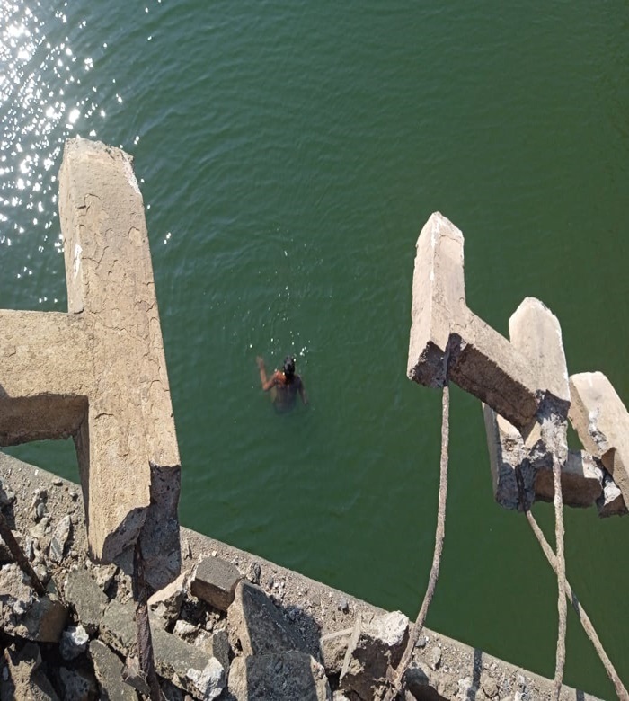 Accident In Mandla : पुल की रेलिंग को तोड़ते हुए नदी में जा गिरी कार ...