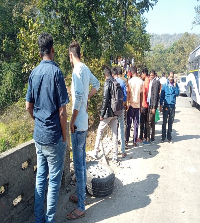 Accident In Mandla : पुल की रेलिंग को तोड़ते हुए नदी में जा गिरी कार ...