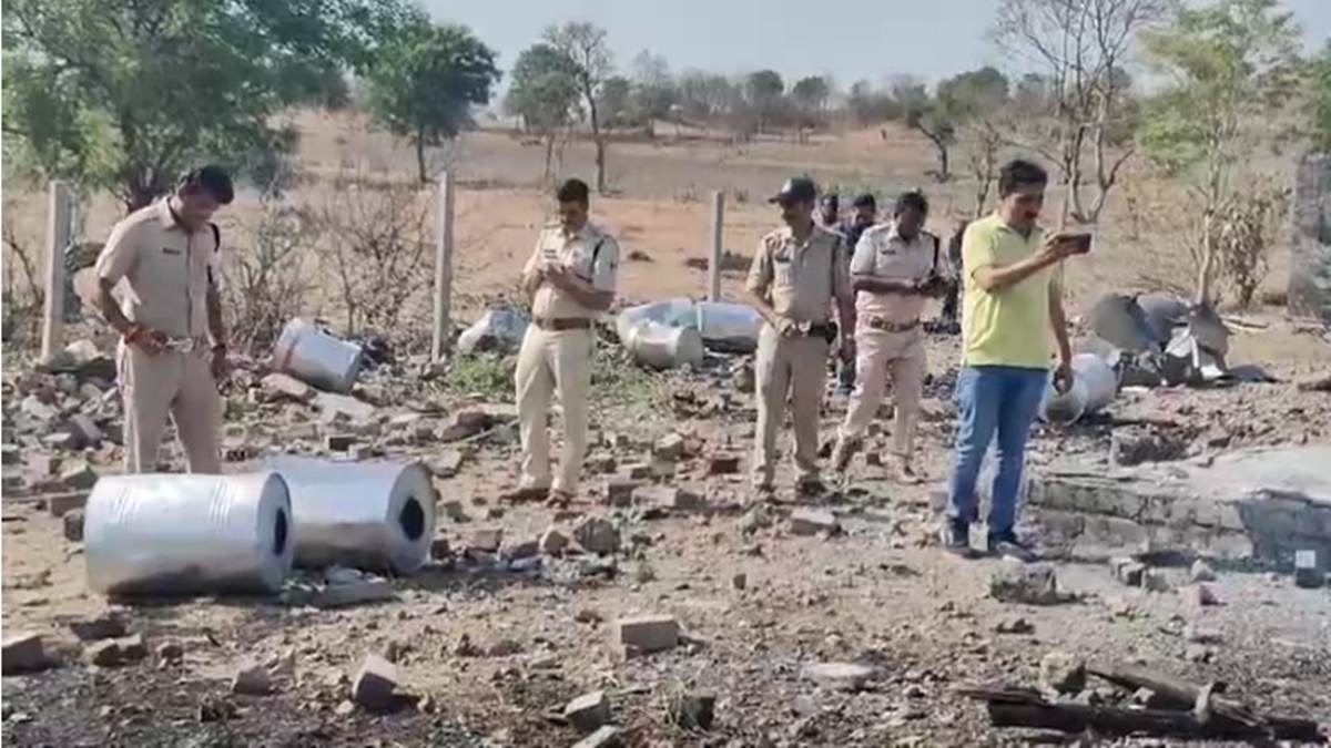 Mhow Pataka Factory Blast: महू के आंबाचंदन पटाखा फैक्ट्री विस्फोट में ...