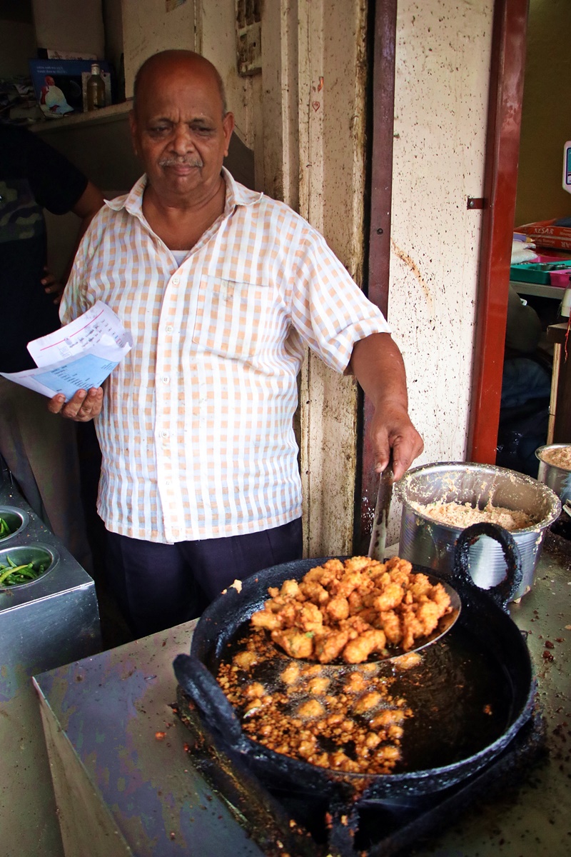 Taste Of Indore: खुशनुमा मौसम को खास बनाते गर्मागर्म मूंग बड़े - Taste ...