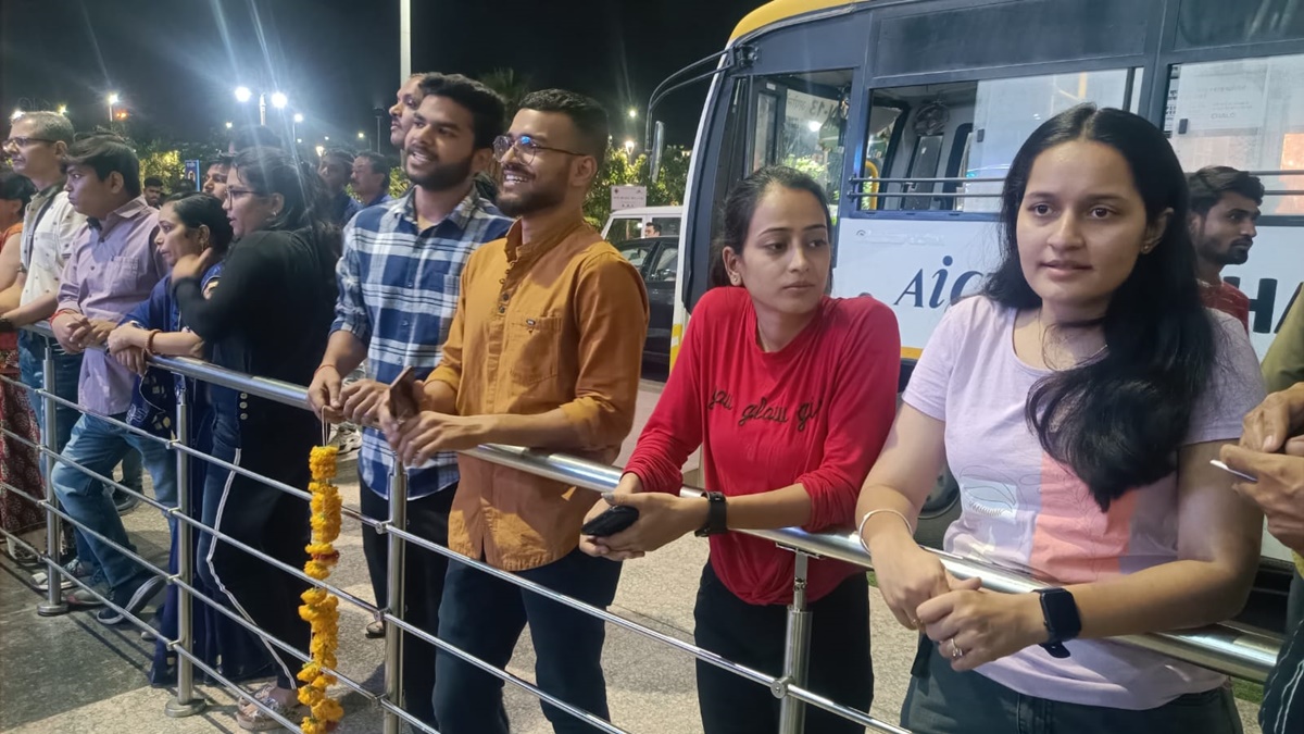 Manipur Violence: Video मणिपुर से निकलकर विमान से इंदौर पहुंचे मध्‍य ...