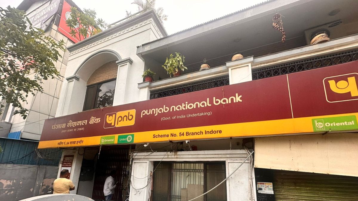 Indore Bank Robbery: इंदौर के पंजाब नेशनल बैंक में लूट, रेनकोट पहनकर ...