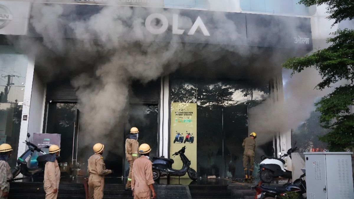 Fire In OLA Showroom: ओला शोरूम में लगी भयानक आग, 20 दोपहिया वाहन जलकर ...