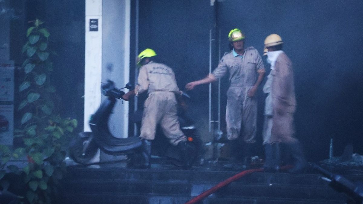 Fire In OLA Showroom: ओला शोरूम में लगी भयानक आग, 20 दोपहिया वाहन जलकर ...
