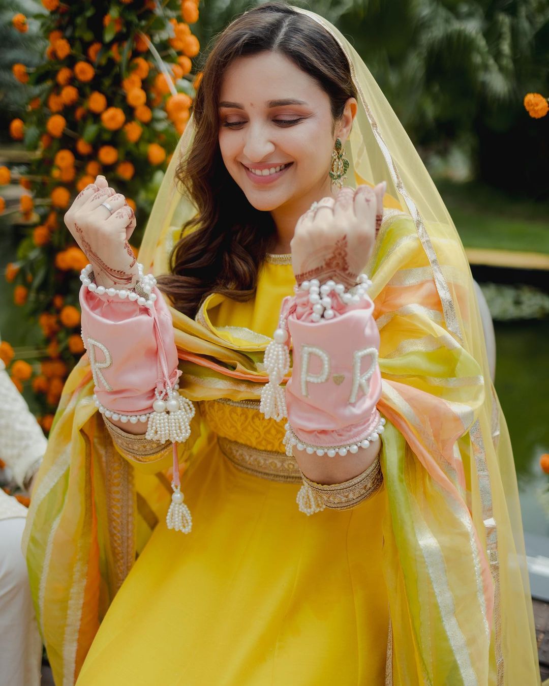 Parineeti Chopra Haldi Pics: हल्दी सेरेमनी से परिणीति ने शेयर की अनसीन ...