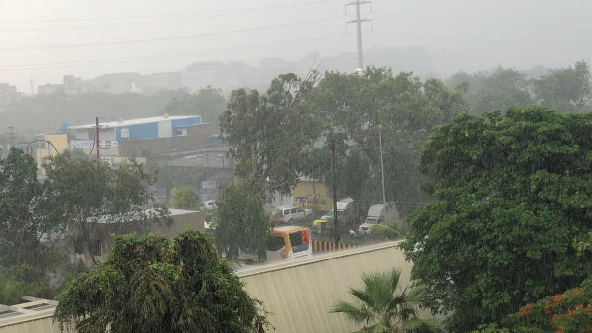 Indore Weather Update Video: इंदौर में जमकर बरसे बादल, ‘मानसून’ का ...