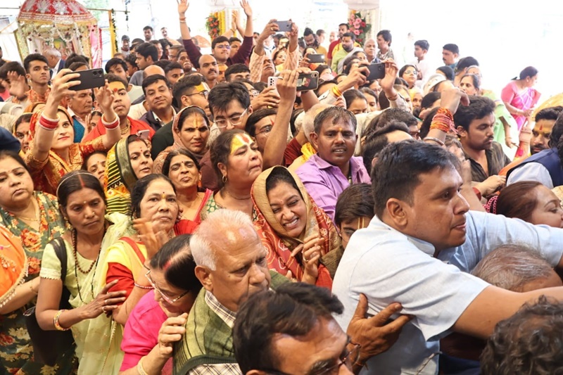 Indore Ram Mandir: अभिजित मुहूर्त में प्रसन्नचित ध्यान मुद्रा में ...