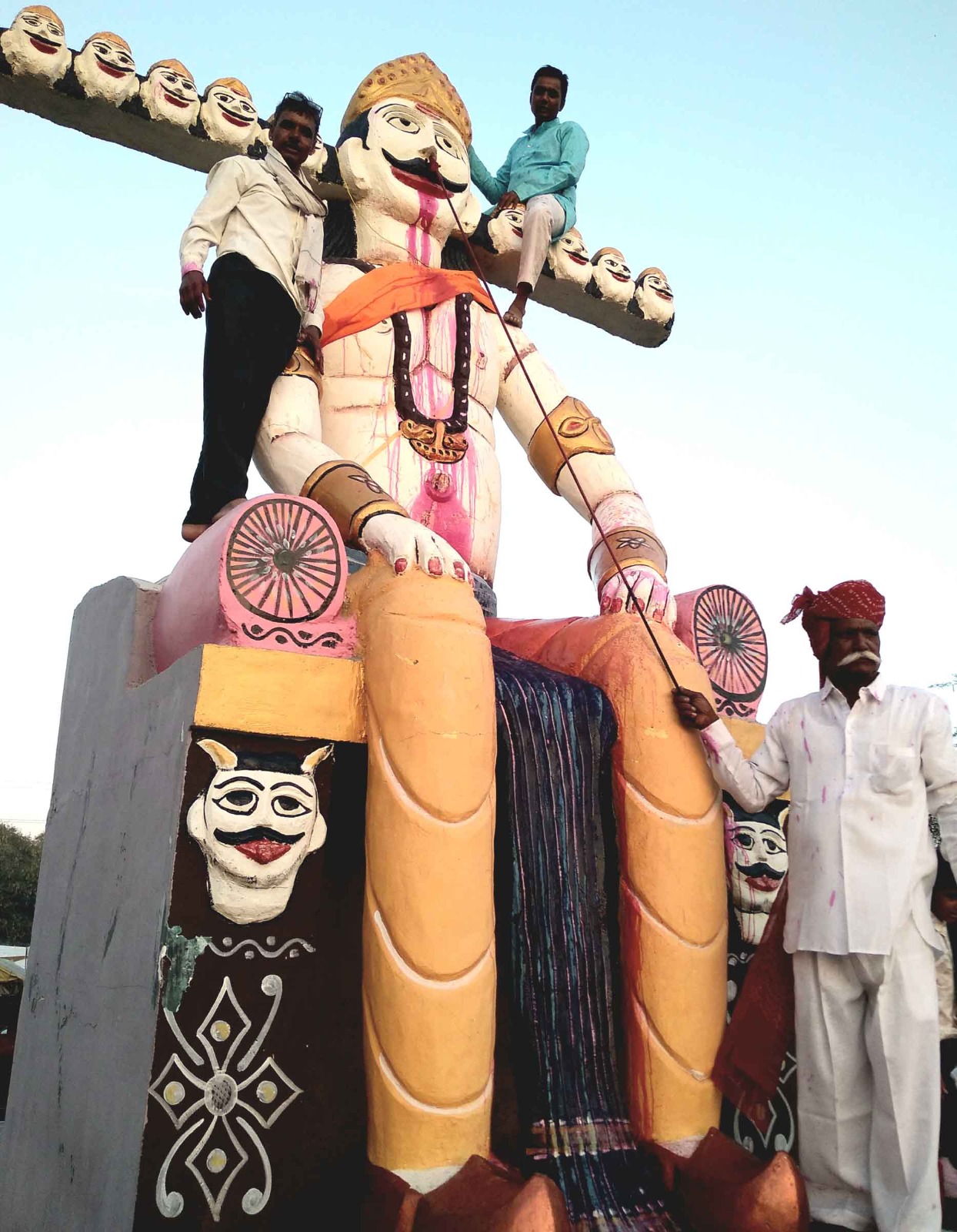 Ravana Vadh: भाले से नाक छेदन कर किया रावण का वध, चिकलाना में ...