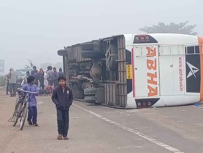 Accident In Rewa : घने कोहरे के बीच दो बस हादसे, दो छात्राएं गंभीर, 70 घायल