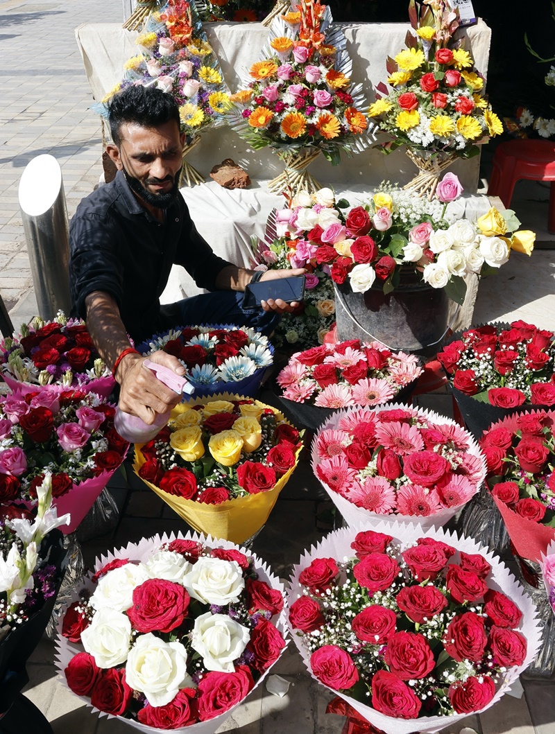 Rose Day 2024: रोज डे पर करीब चार गुना मांग बढ़ने से कीमतों में आता है ...
