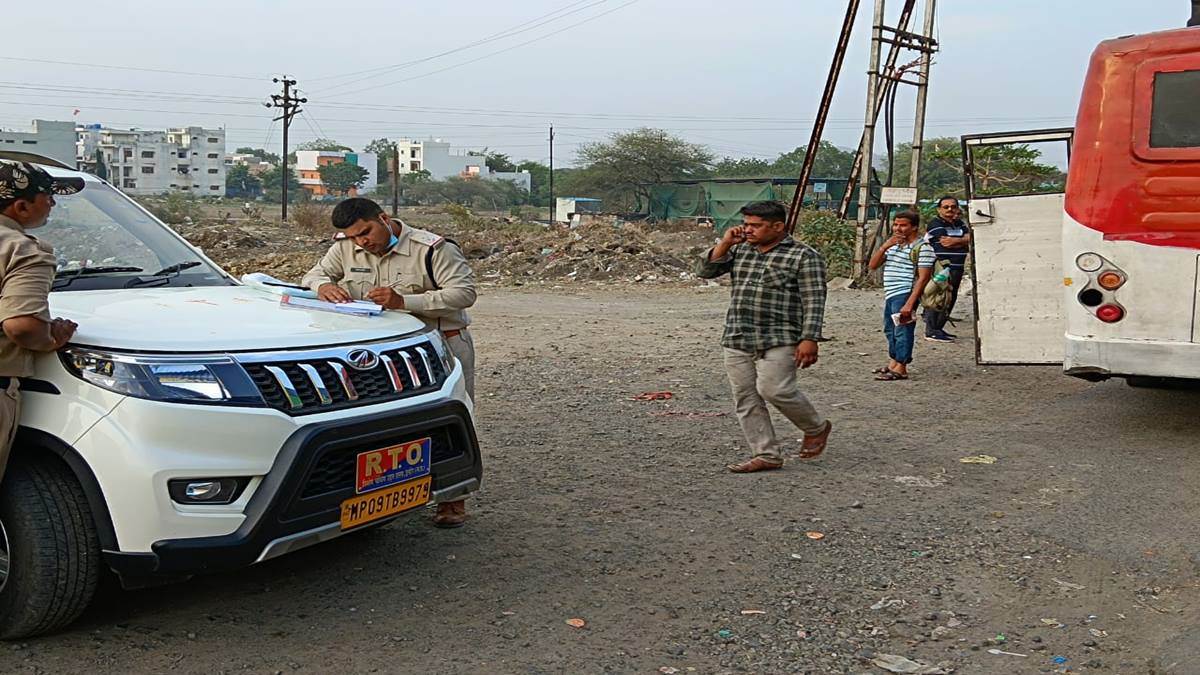 RTO Indore: वाहनों की जांच कर यात्रियों से लिया जा रहा है फीडबैक - RTO ...