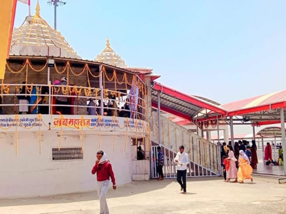 संत सिंगाजी के समाधि दिवस पर दर्शन के लिए उमड़े श्रद्धालु, पेश किए निशान, माने जाते हैं निमाड़ ...