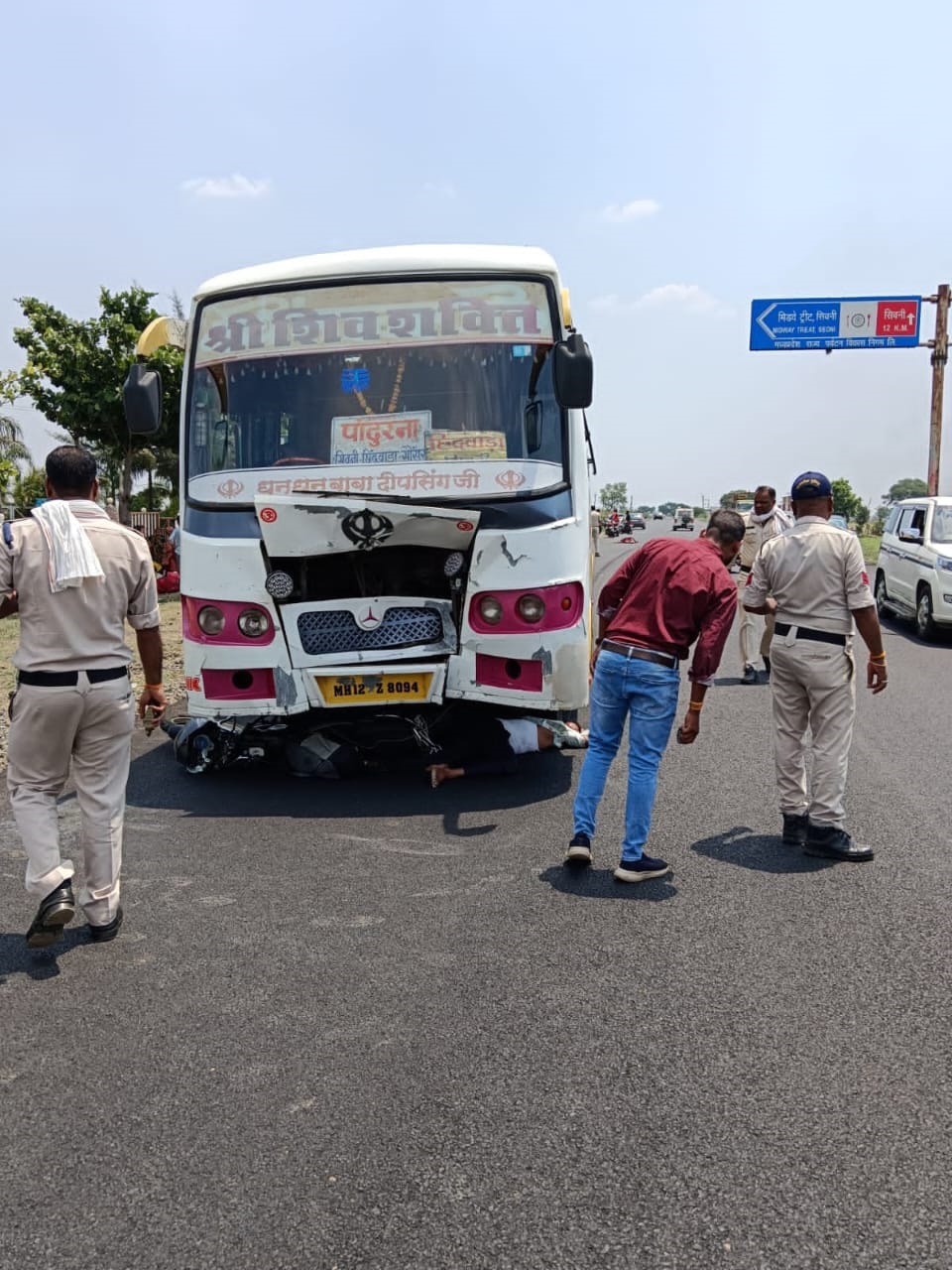 Accident In Seoni : बाइक सवार लोगों को रौंद दौड़ती रही यात्री बस, दंपती ...