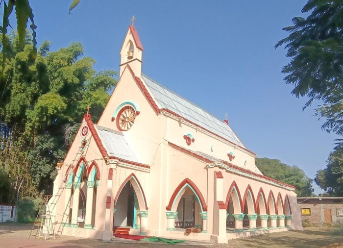 Sehore News: आल सेंट्स चर्च की बाउंड्री, गेट पर चिपकाए विवादित पंपलेट ...