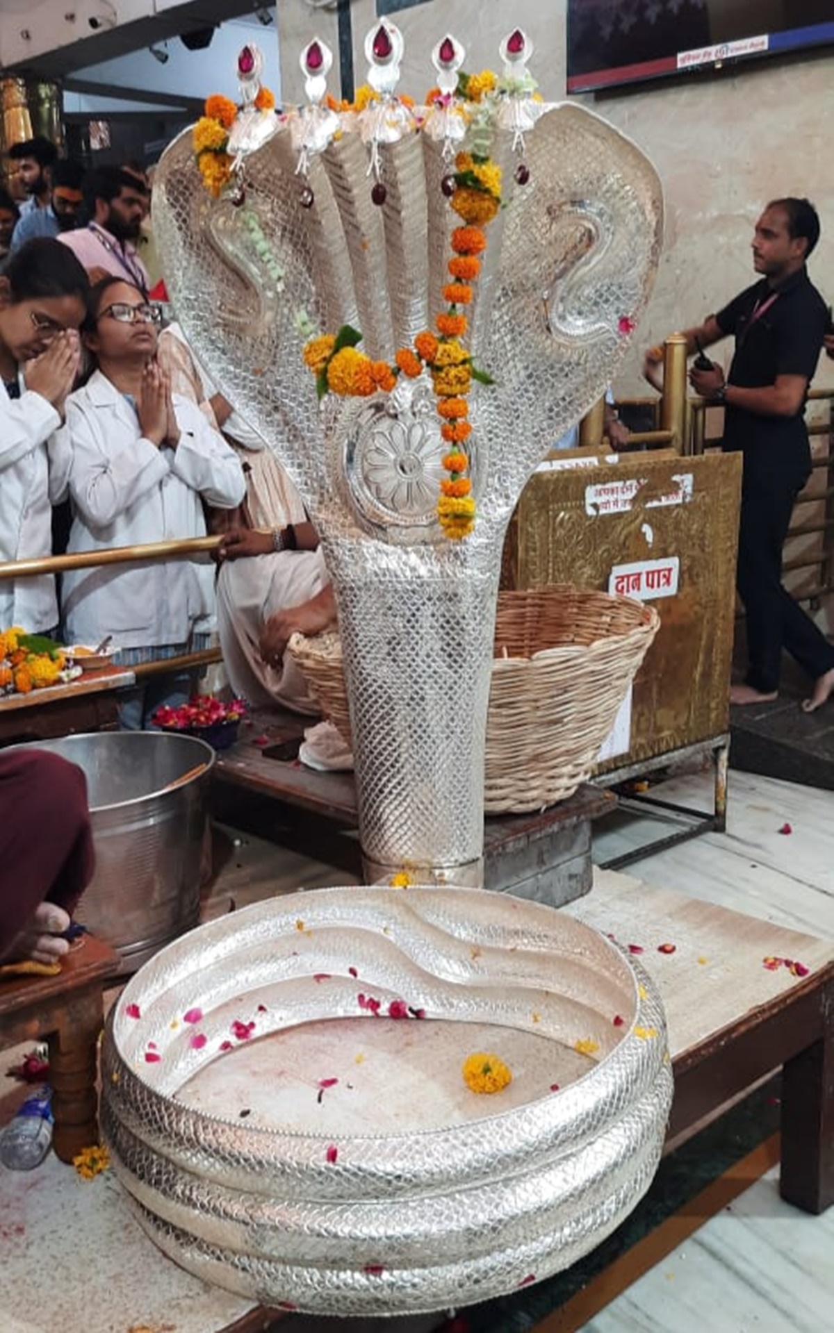 Mahakal Temple : आंध्र के भक्त ने महाकाल को भेंट किया 6 लाख रुपये मूल्य ...