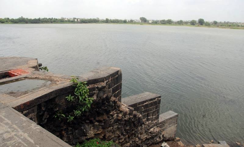 Tourist Place In Indore: सुरखाब के खूबसूरत पंख सा फैला है इंदौर का ...