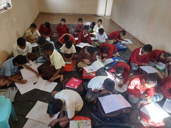 MP News: बालाघाट में नक्सल प्रभावित 60 गांवों के करीब 2400 बच्चों को ...