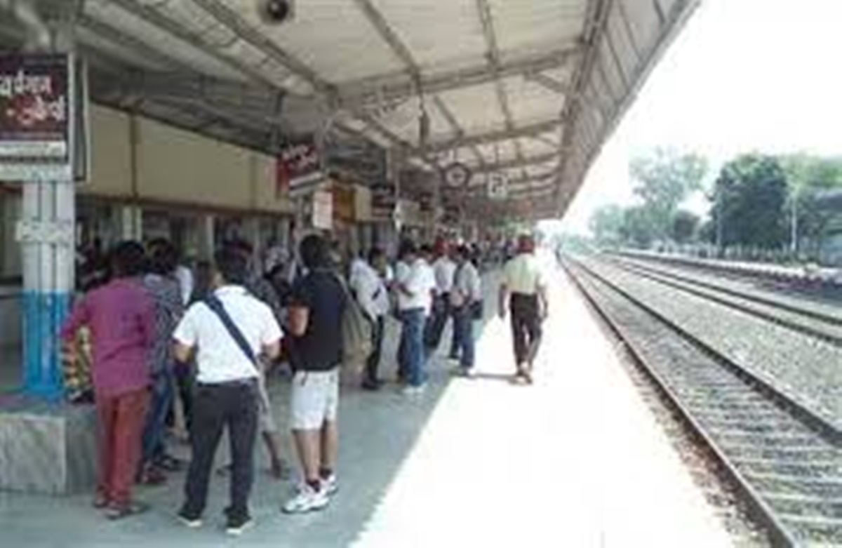 Narsinghpur News: सात बोगियों की मेमू ट्रेन में यात्रियों की रेलमपेल ...